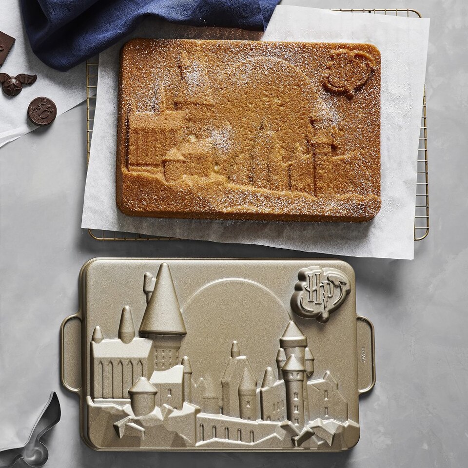HARRY POTTER™ Hogwarts Cast Aluminium Cake Pan - Williams Sonoma Australia