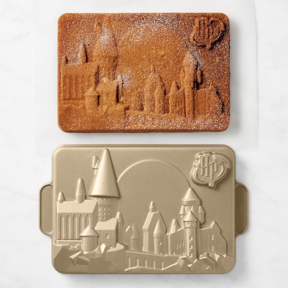 HARRY POTTER™ Hogwarts Cast Aluminium Cake Pan - Williams Sonoma Australia