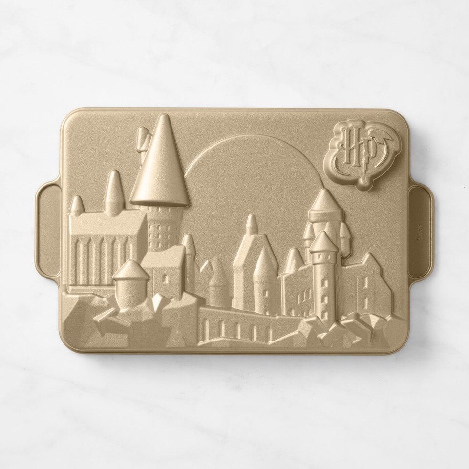 HARRY POTTER™ Hogwarts Cast Aluminium Cake Pan - Williams Sonoma Australia